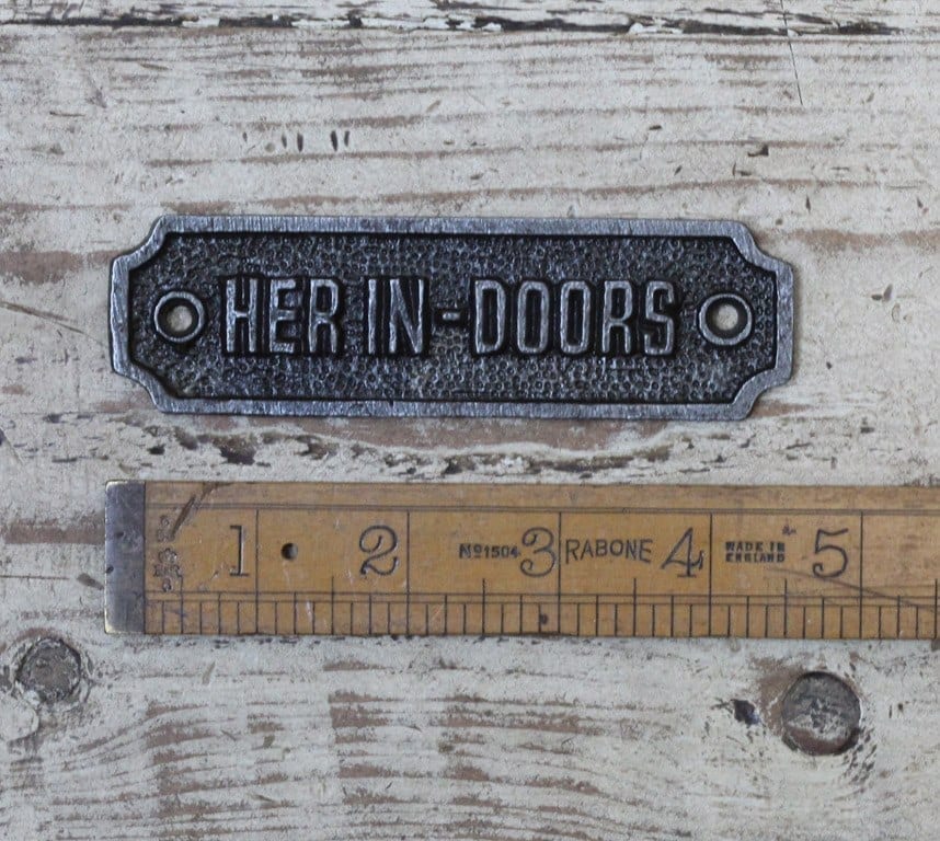 Plaque HER IN DOORS 110mm Antique Iron – Cottingham Collection