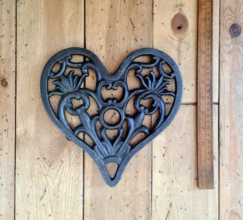 Trivet HEART SHAPE Cast Antique Iron 230mm – Cottingham Collection